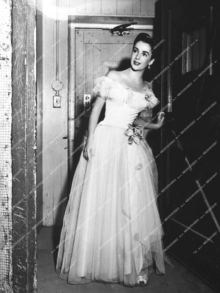 Elizabeth Taylor behind the scenes - 1948 film Julia Misbehaves - 0445 ...