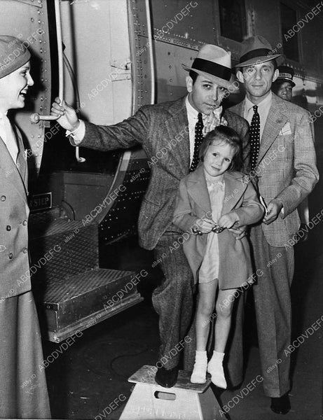 news photo George Raft and daughter maybe getting on the train 475-36 ...