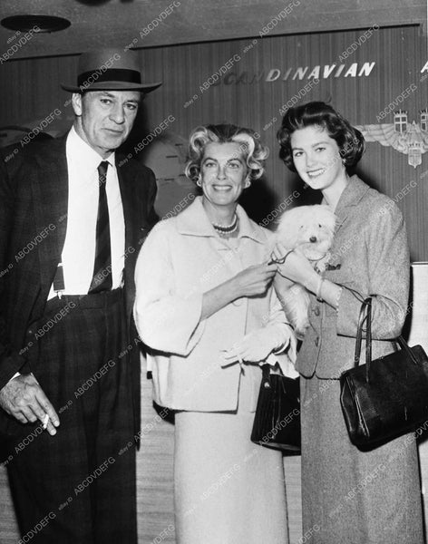 Gary Cooper his wife Sandra Shaw and daughter candid at airport 773-27 ...