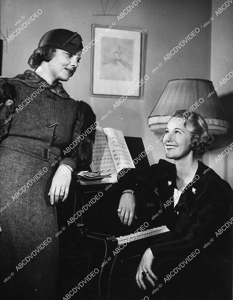 candid Elissa Landi and friend sitting at the piano - 11011-007 ...