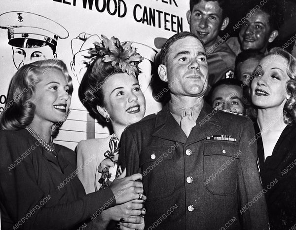 candid Lana Turner Deanna Durbin Marlene Dietrich at Hollywood Canteen ...
