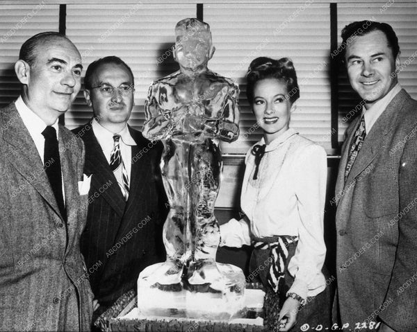 Evelyn Keyes Morris Stoloff ice carving of Oscar statue candid 10574-0 ...