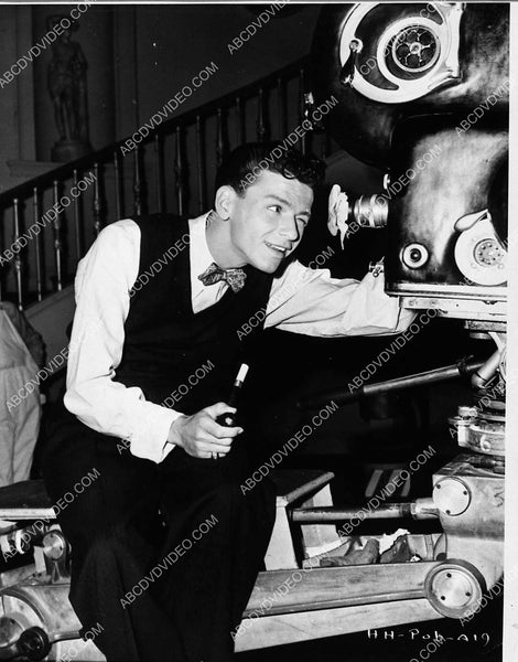 Frank Sinatra peeking through the camera 1731-05 – ABCDVDVIDEO