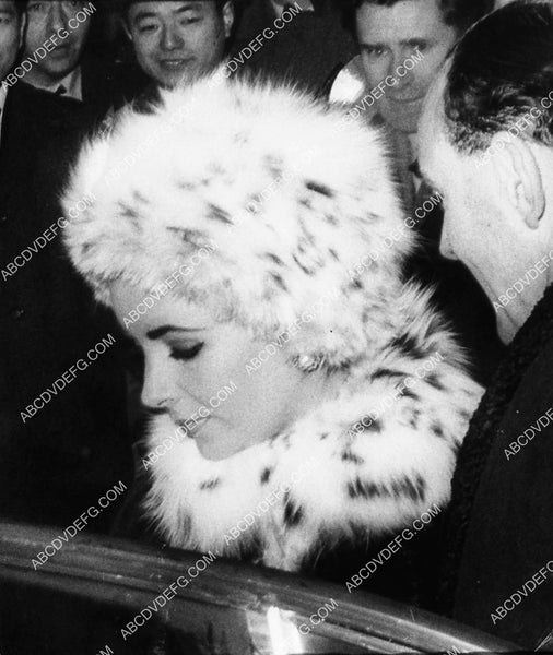 Elizabeth Taylor surrounded by fans 1974-08 – ABCDVDVIDEO