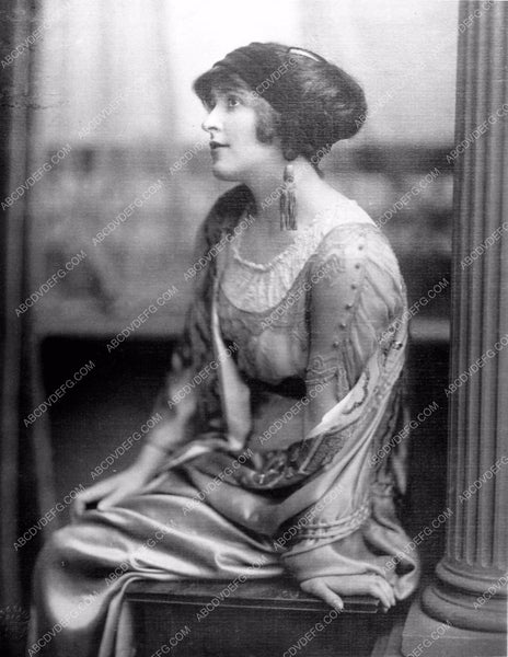 Catherine Calvert portrait 2051-30 – ABCDVDVIDEO