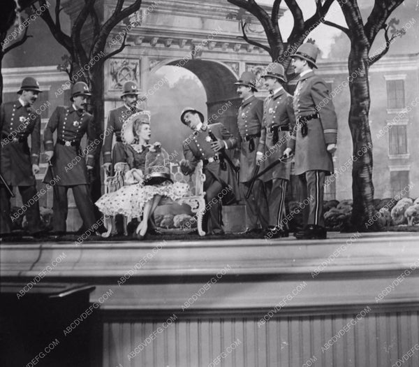 Alice Faye and cops Hello Frisco Hello 2124-19 – ABCDVDVIDEO