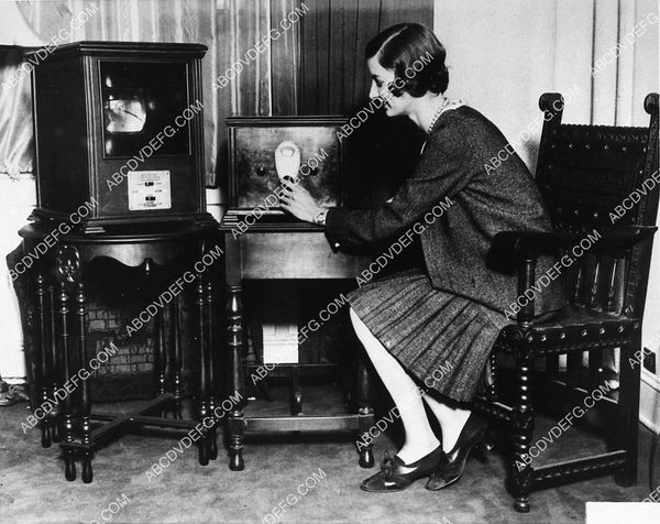 woman models very antique Television sets from 1930 2373-22 – ABCDVDVIDEO