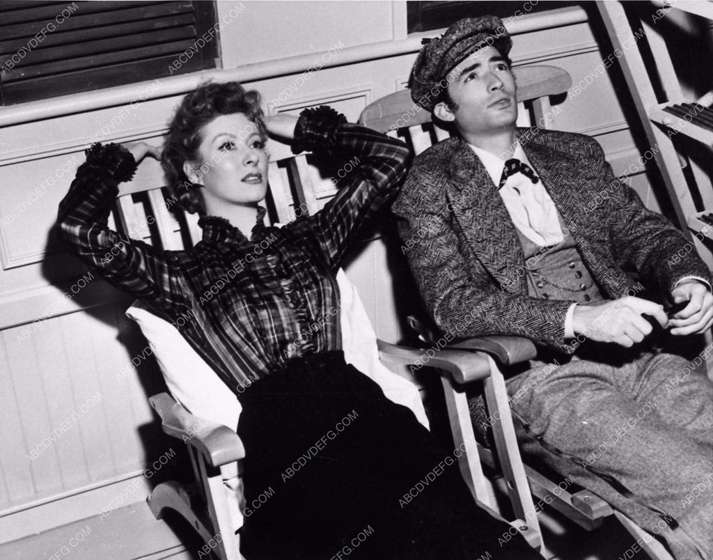 Greer Garson Gregory Peck candid behind the scenes 3104-15 – ABCDVDVIDEO