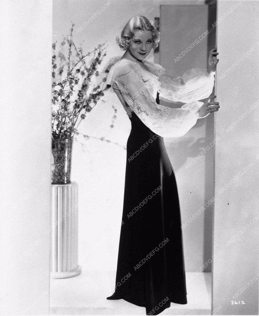 Una Merkel 3445-22 – ABCDVDVIDEO