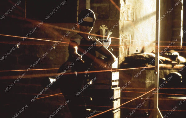 Catherine Zeta-Jones preps for the lazer maze film Entrapment 35m-1154 ...