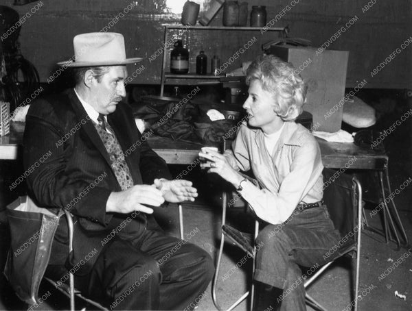 Barbara Stanwyck Pat Buttram candid on set Roustabout 4463-01 – ABCDVDVIDEO