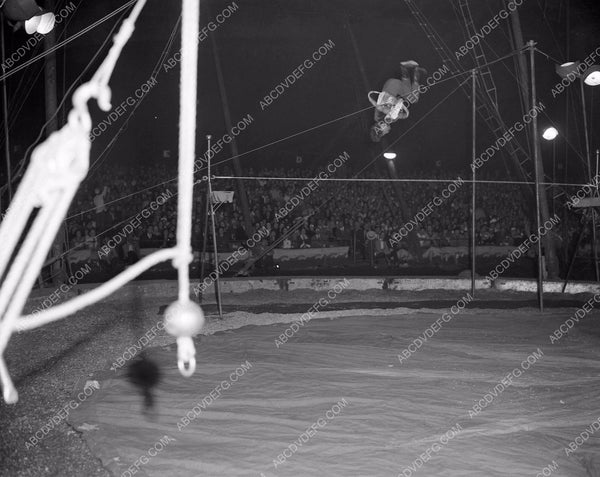 circus daredevil entertains the crowds Ringling Bros Barnum Bailey 4b1 ...