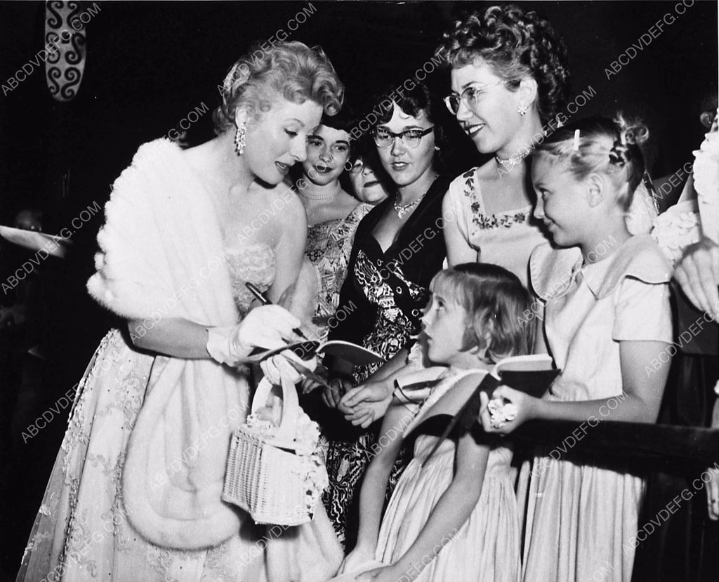 great candid Greer Garson signs autographs for fans 5598-11 – ABCDVDVIDEO