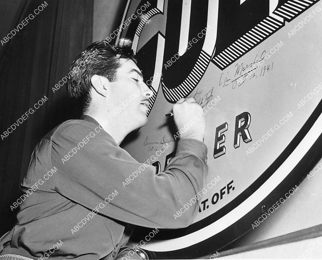 Robert Taylor signing a sign 6628-13 – ABCDVDVIDEO