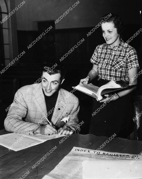 news photo Robert Taylor shows up on voting day 6640-07 – ABCDVDVIDEO