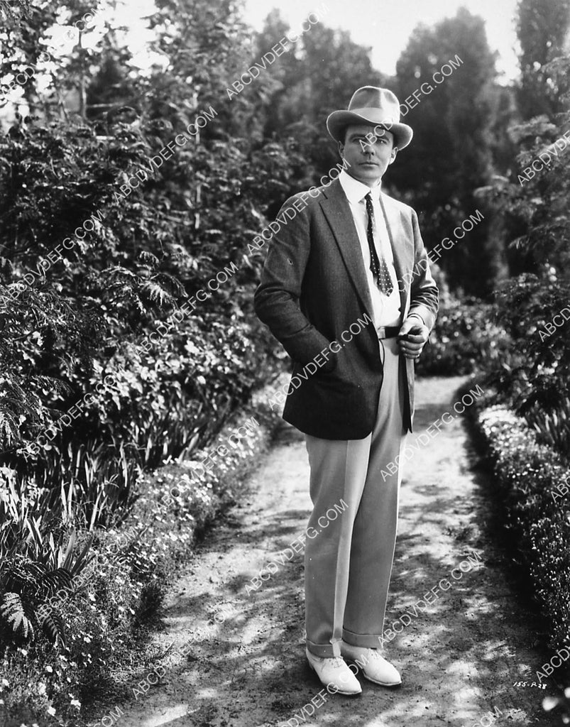 House Peters out in the garden 6720-14 – ABCDVDVIDEO