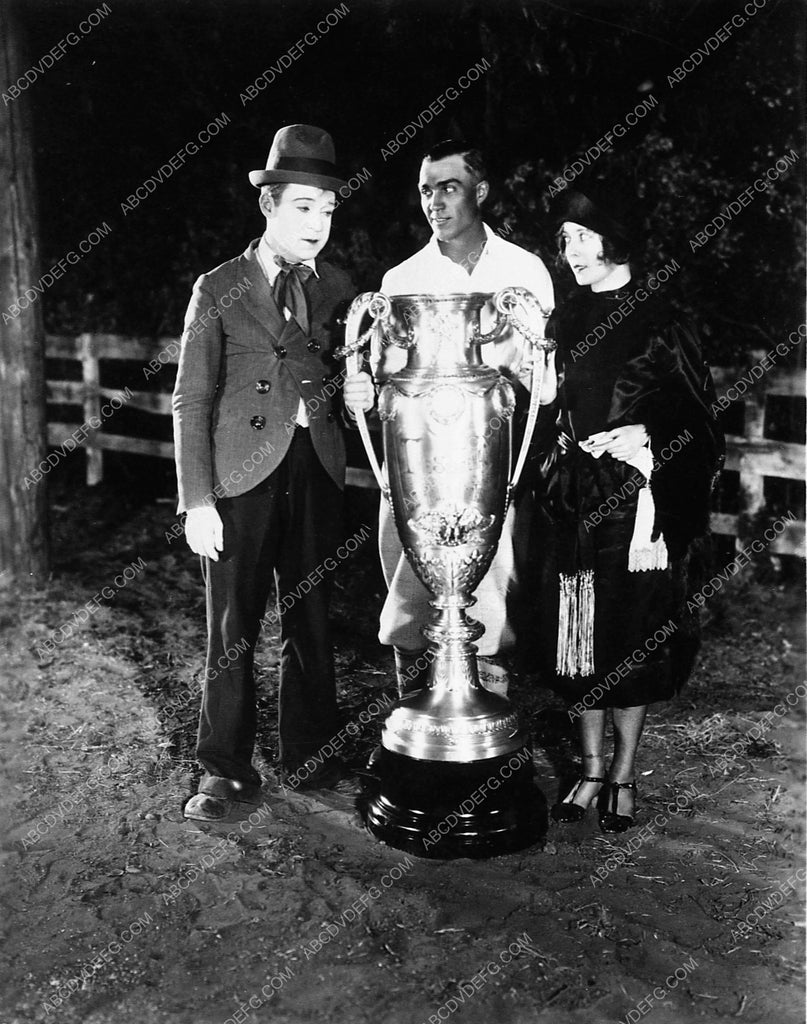 Harry Langdon Priscilla Bonner and giant trophy candid news photo 7033 ...
