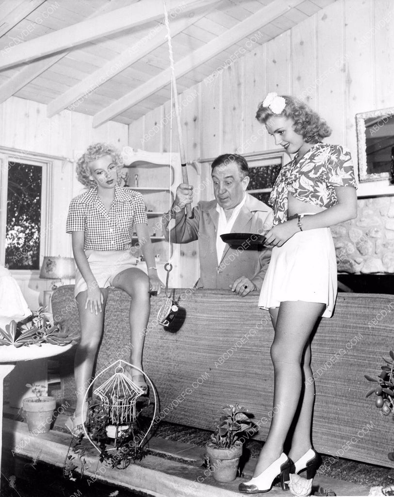 Hugh Herbert Evelyn Keyes Lynn Merrick candid Columbia 8b6-462 – ABCDVDVIDEO