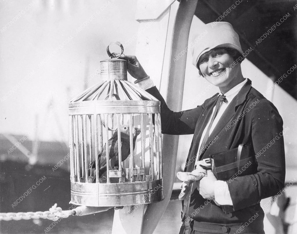 NY socialite Mrs S.W. Goldsmith and parrots Helen & Highwater (rich) 8 ...