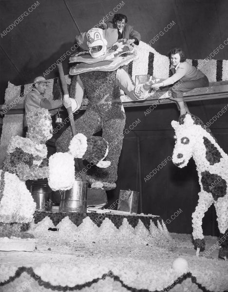 Pasadena Tourn of Roses Parade Bozo the Clown float final prep 8b6-787 ...