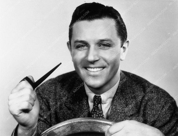 Warren Hull and pipe portrait 9365-07 – ABCDVDVIDEO