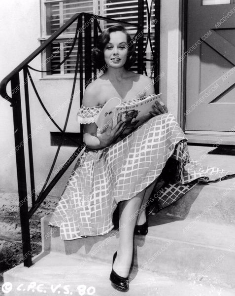 Victoria Shaw outdoors doing a little reading 8b20-0660 – ABCDVDVIDEO