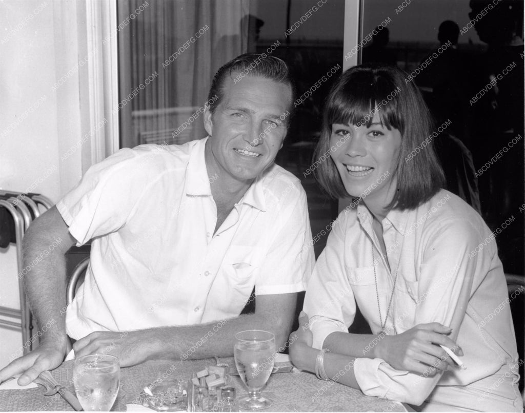 Eric Fleming and friend on the terrace 8b20-12705 – ABCDVDVIDEO