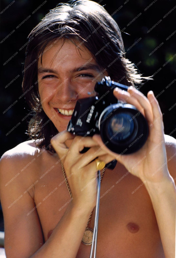 shutterbug David Cassidy playing with his camera 8b20-13895 – ABCDVDVIDEO