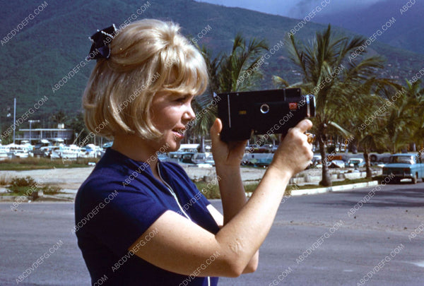 candid Doris Day using her home movie 8mm camera 8b20-14602 – ABCDVDVIDEO