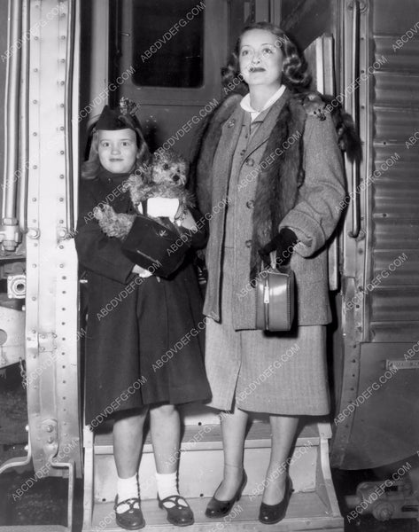 Bette Davis and her daughter with their dog catch a train 8b20-16271 ...