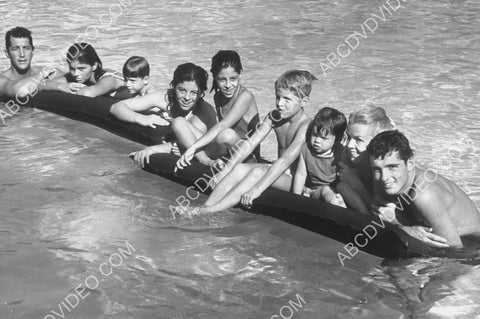 Dean Martin and the kids in the swimming pool 8b20-17775 – ABCDVDVIDEO