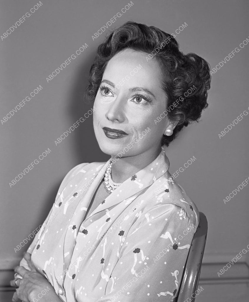 Merle Oberon seated portrait 8b20-2591 – ABCDVDVIDEO
