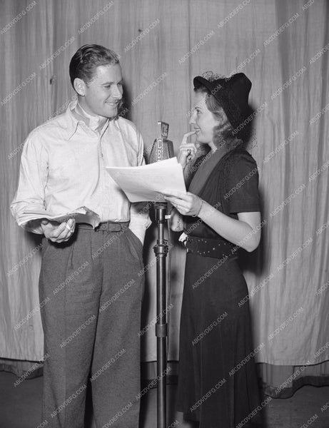 Errol Flynn Barbara Stanwyck CBS radio broadcast 8b20-3569 – ABCDVDVIDEO
