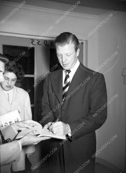 Dan Dailey signs autograph for fan 8b20-7597 – ABCDVDVIDEO