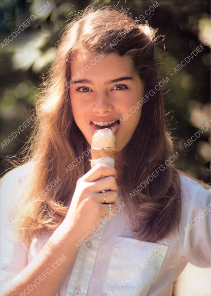 Brooke Shields enjoys an ice cream cone 8b20-8455 – ABCDVDVIDEO