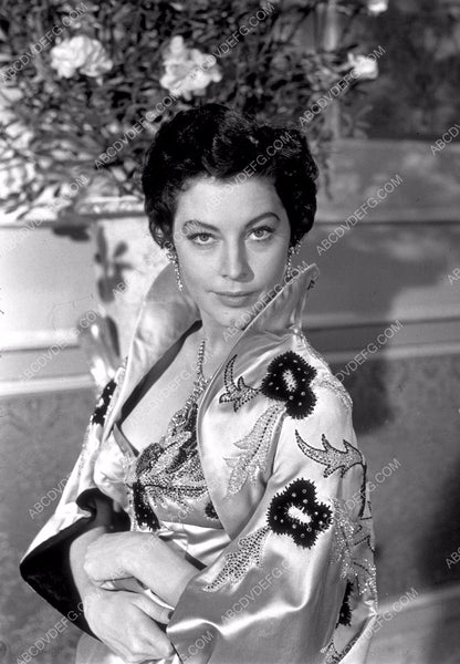 Ava Gardner sporting a fantastic jacket 8b20-8494 – ABCDVDVIDEO