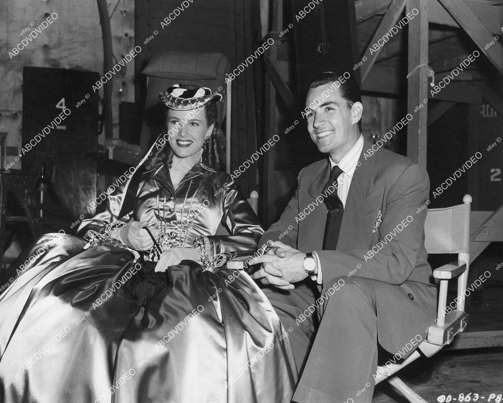 crp-00105 Sergio DeCarlo visits Barbara Britton on set film The Return ...