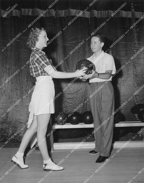 crp-12443 1939 bowling cutie Ann Morriss gets tips from Ned Day champ ...