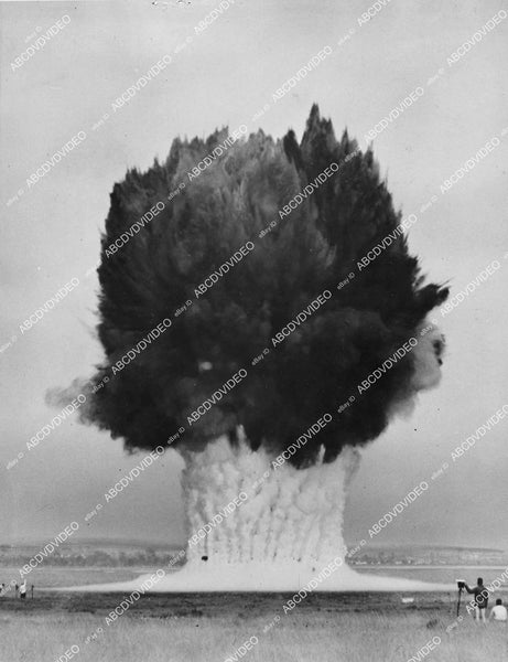 crp-12498 1946 news photo Navy uses TNT for Atomic bomb pre-test in Sa ...
