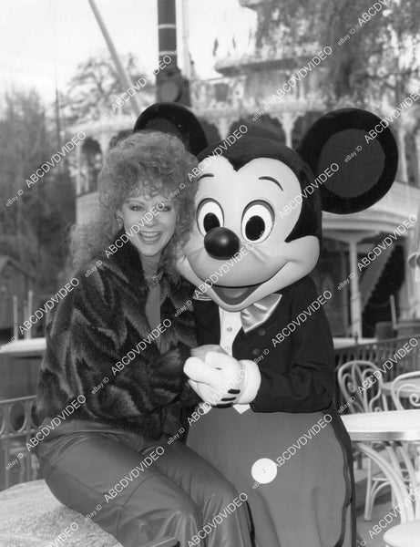crp-01562 1989 Reba McEntire w Mickey Mouse at Disneyland TV Academy o ...