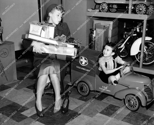 crp-18396 1941 Penny Singleton & daughter Dee Gee go Christmas shoppin ...