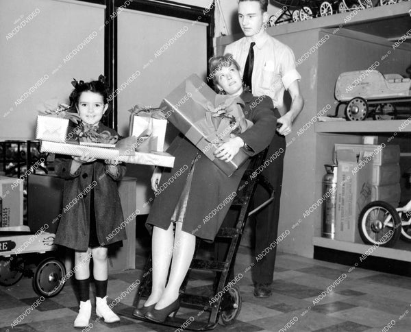 crp-18397 1941 Penny Singleton & daughter Dee Gee go Christmas shoppin ...