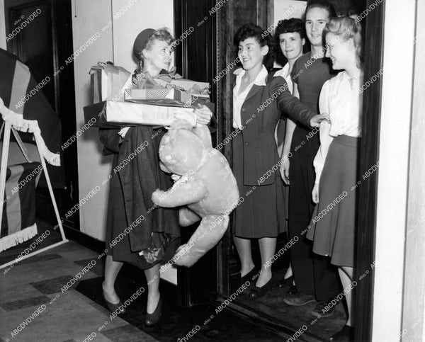 crp-18398 1941 Penny Singleton & daughter Dee Gee go Christmas shoppin ...