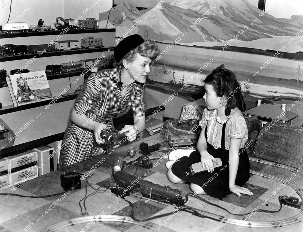 crp-18402 1941 Penny Singleton & daughter Dee Gee go Christmas shoppin ...
