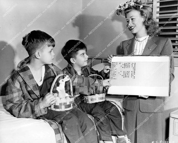 crp-18407 1941 Penny Singleton pays Easter Basket visit to Children's ...