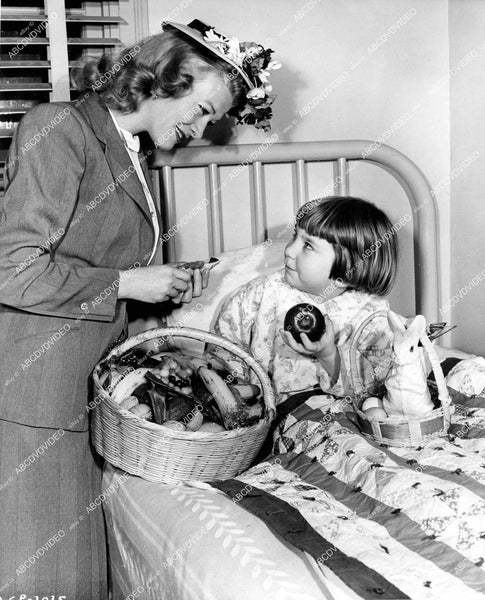 crp-18410 1941 Penny Singleton pays Easter Basket visit to Children's ...