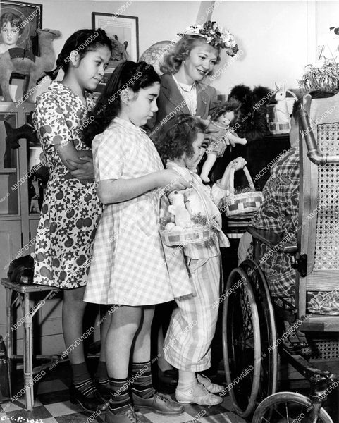 crp-18422 1941 Penny Singleton pays Easter Basket visit to Children's ...