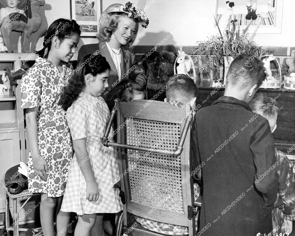 crp-18423 1941 Penny Singleton pays Easter Basket visit to Children's ...