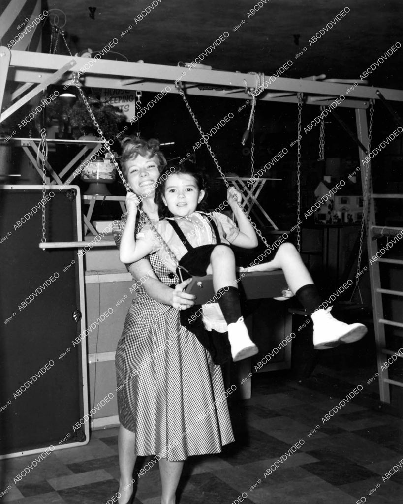 crp-18425 1941 Penny Singleton & daughter Dee Gee go Christmas shoppin ...