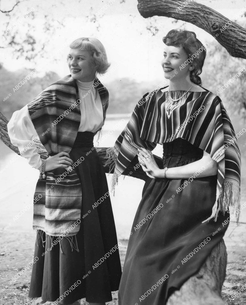 crp-19074 1949 models Sunny Evans & Kay Farrell in Mexican motif fashi ...